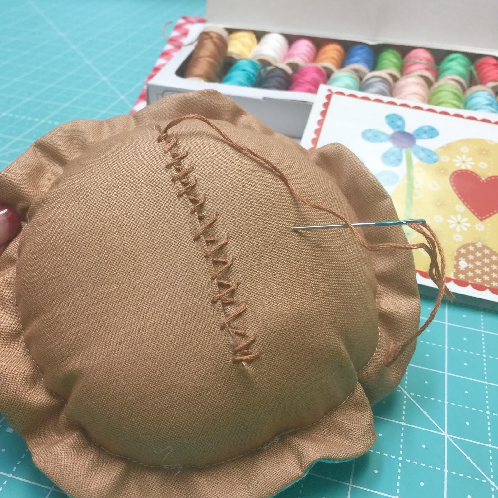 Bee In My Bonnet: Cutie Pie Pincushion Tutorial!!