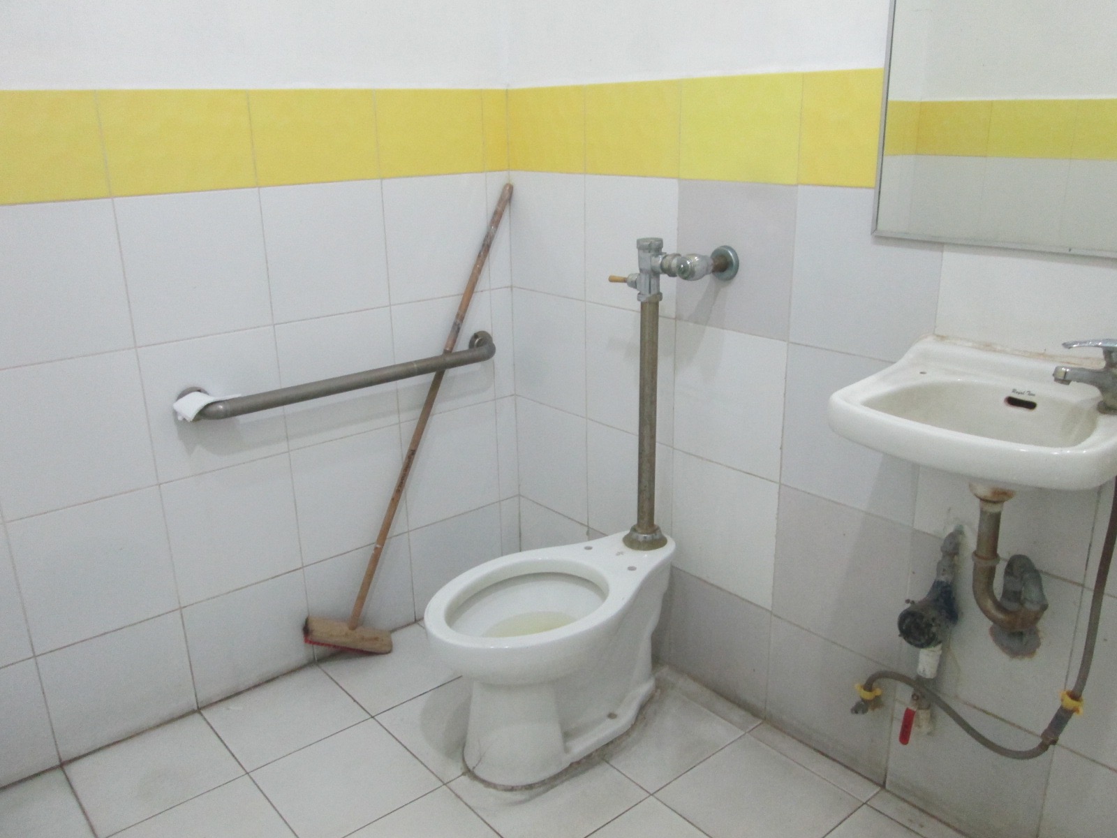 Philippinefails: Police Bathroom