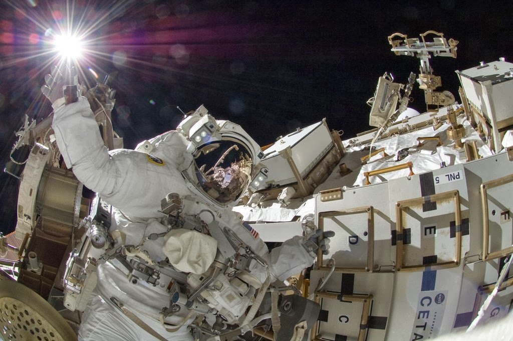 25 Amazing Photographs That Capture Astronauts Make Walking in Space ...