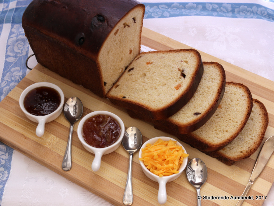 Die Stotterende Aambeeld: RESEP : Ryk en Soet Rosyntjiebrood