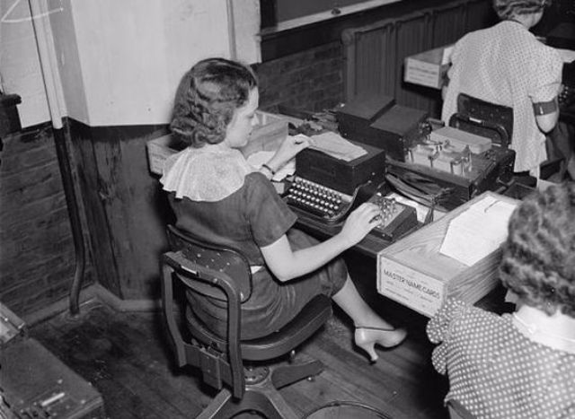 Before Computer: Here Is What People Worked With Their Typewriters in ...