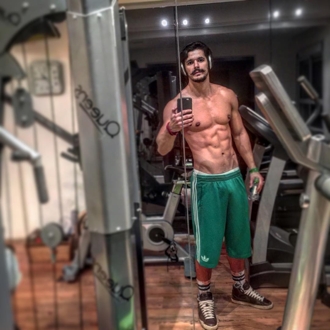 Carinha de Anjo: Bruno Lopes curte verão em piscina e recebe elogios ...