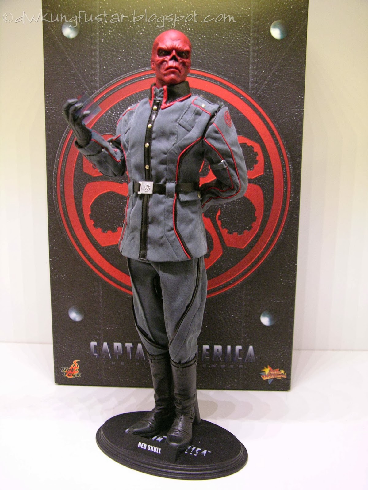 The Fire Rises as The Force Awakens: Hot Toys - Red Skull - Un-Boxing ...