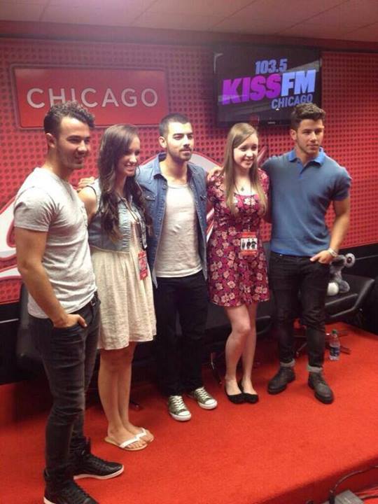 JonasBNoticias: Los Jonas Brothers con fans en Chicago