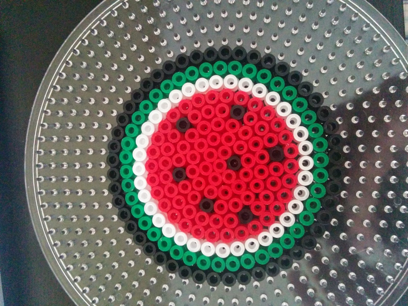 MUNDO HAMA BEADS: POSAVASO SANDIA HAMA BEADS