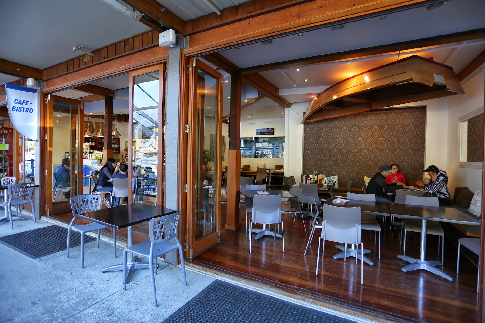 Driftwood Café, Akuna Bay