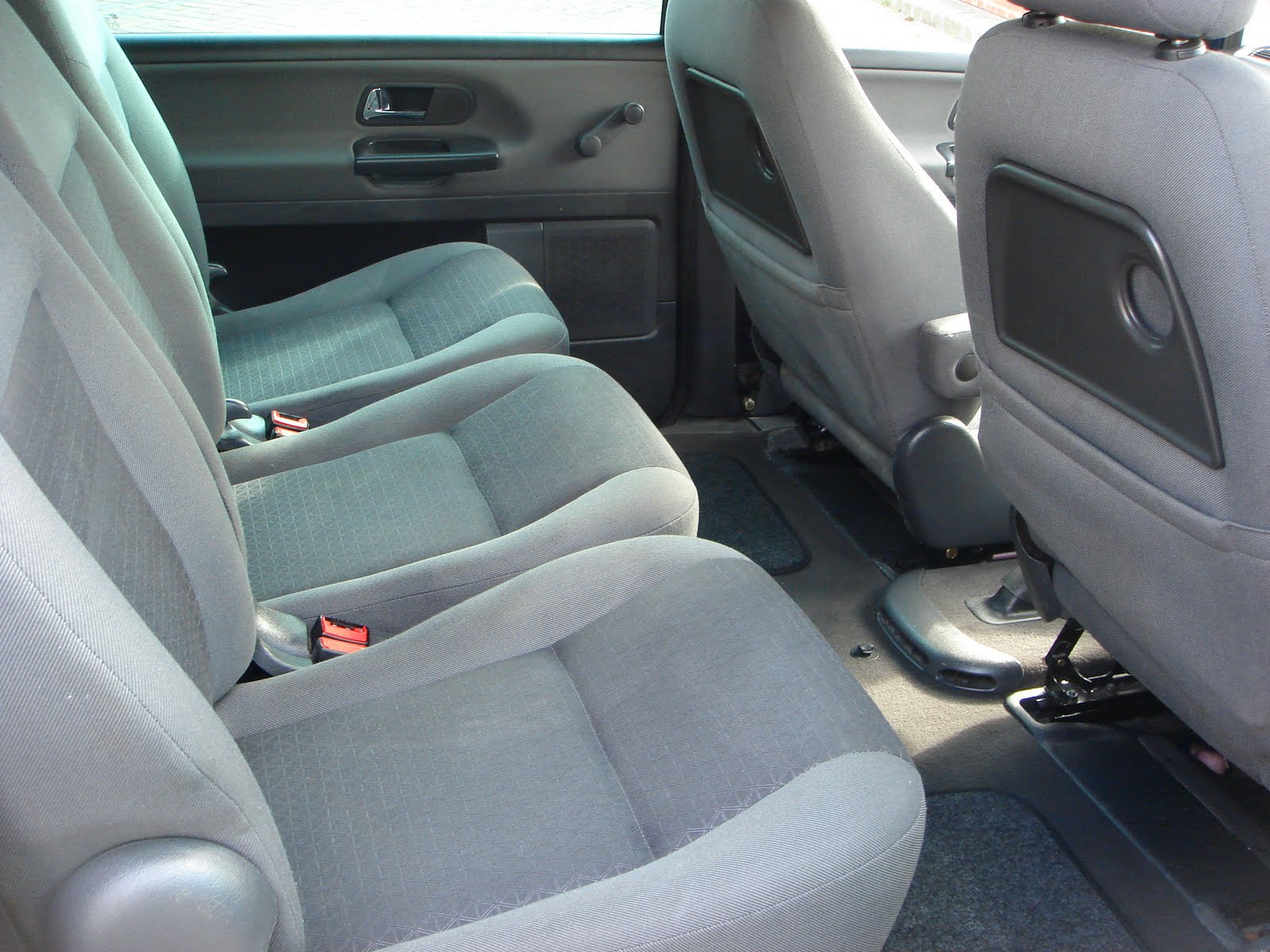 Renault Scenic 2004: Ford Galaxy 2006