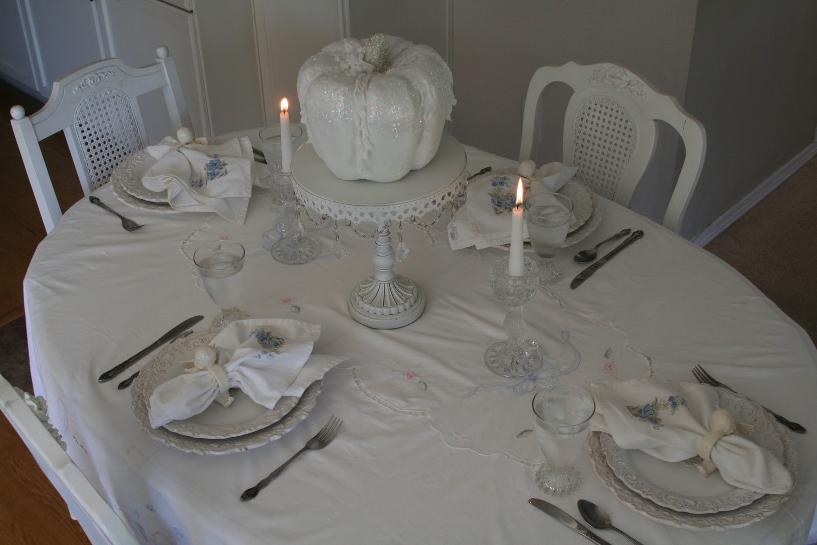 For the love of white: White Table Setting