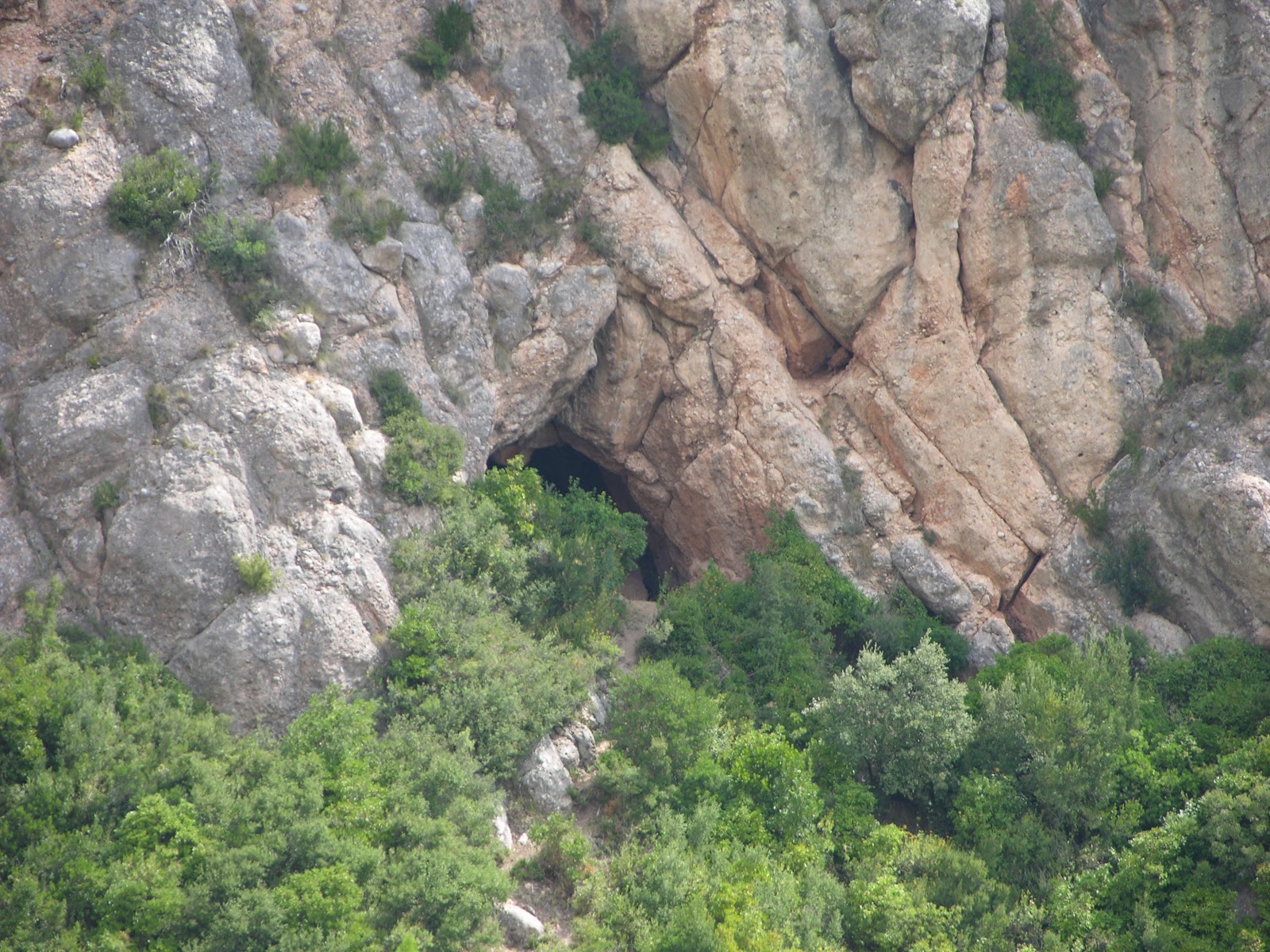 Caminar per Catalunya. Walking in Catalunya.: La Cova de les Arnes ...