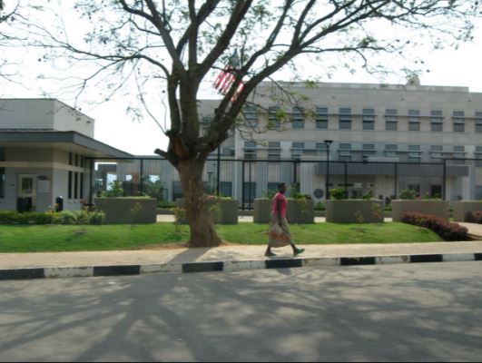 Incendie à l’école américaine de Kinshasa, la brigade anti-incendie ...