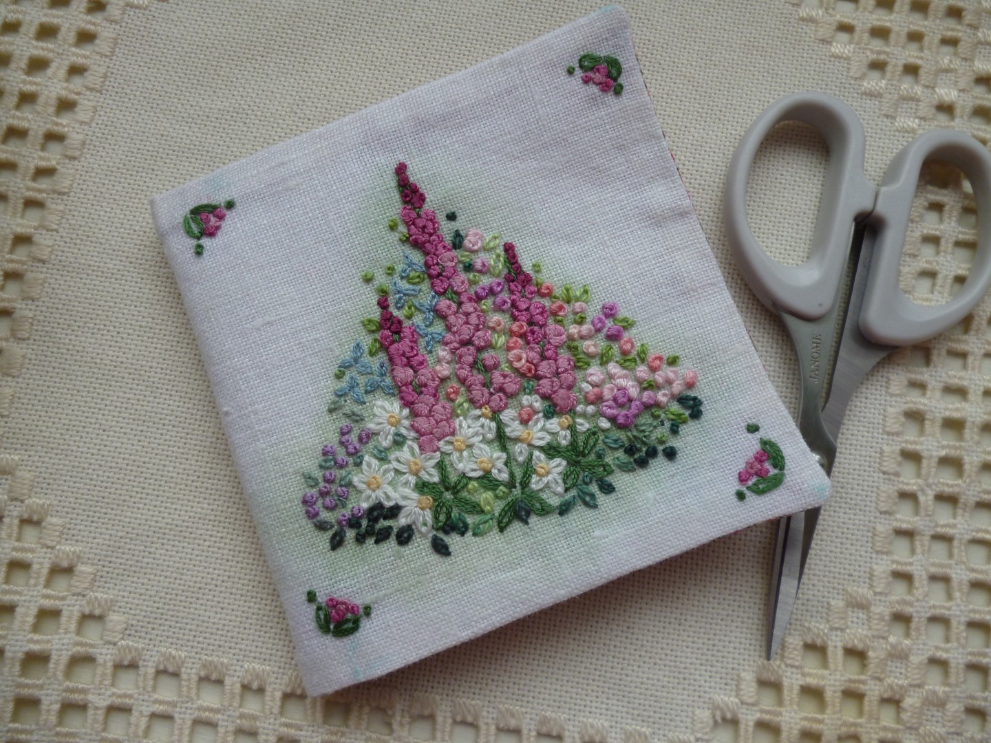 MarmaladeRose: Embroidered Needle Case.