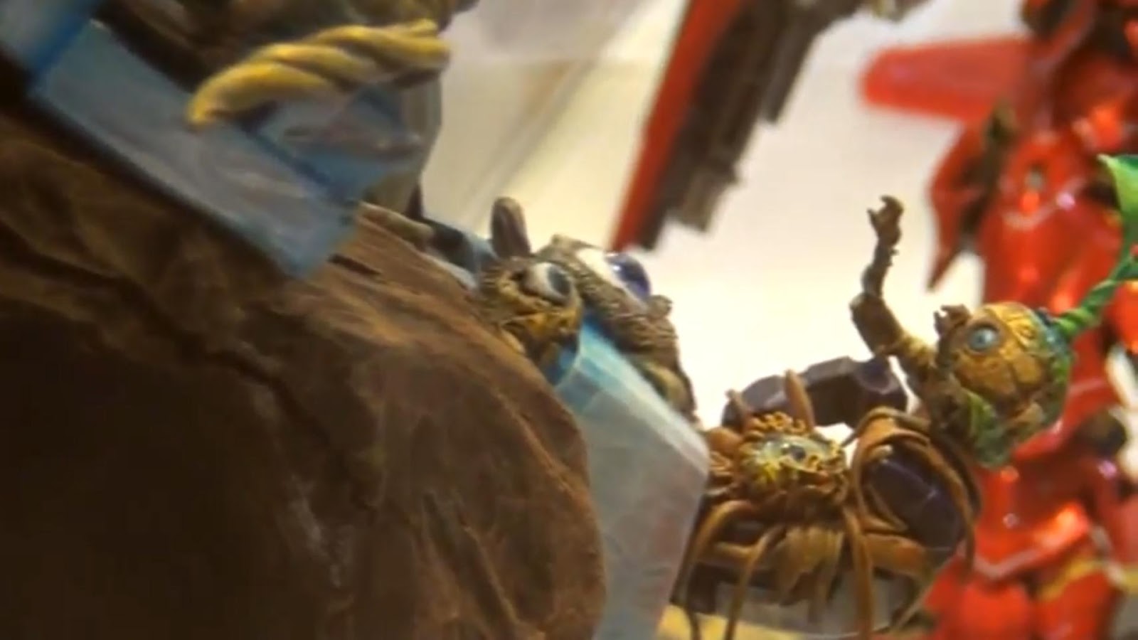 Mega Size 1/48 Gundam AGE-1 Normal: Argus Gundam modeled by Joanna Tse