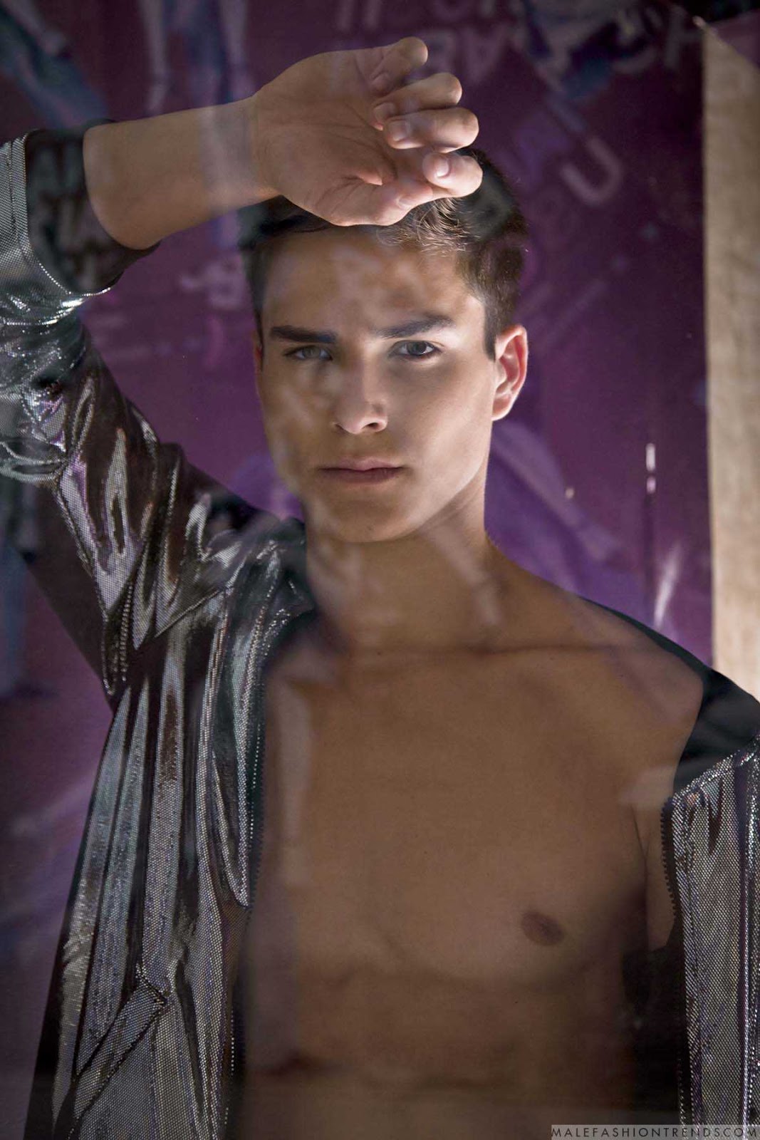 Pedro Maia posa frente a instalaciones artísticas para Brazilian Male ...