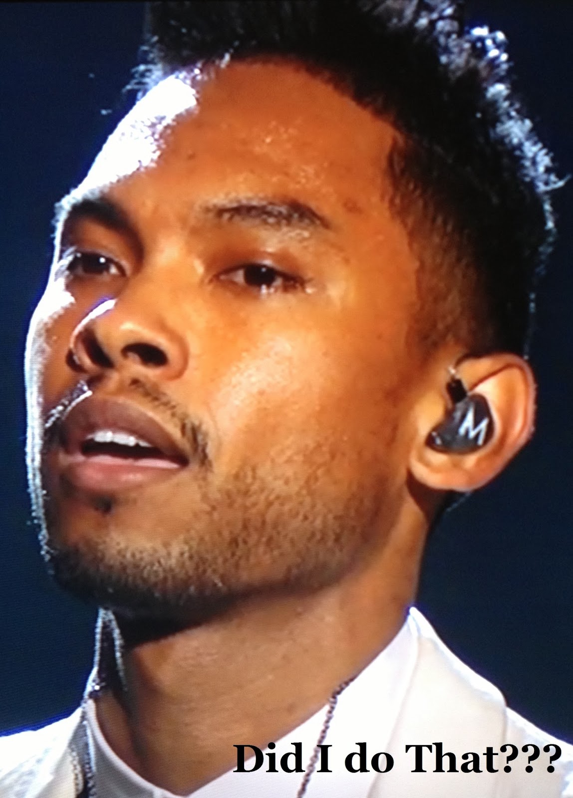 Just Talk: Video: Miguel Lands On The Crowd During Performance At The ...
