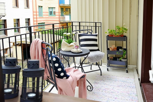 Un chill out en blanco y negro en tu balcón | Decoración