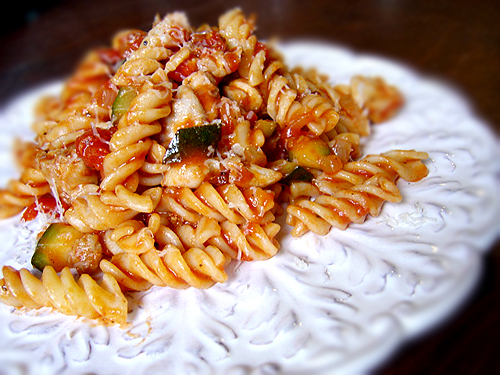 HUNGRIGA?: Pastaskruvar med kyckling och tomatsås