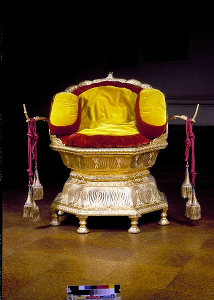 loveisspeed.......: A King's Throne story with photos...