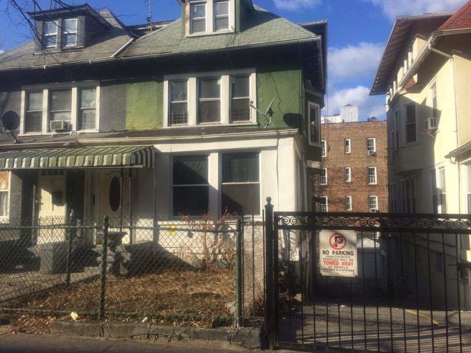 Queens Crap Settlement Calls For Squatter To Leave House