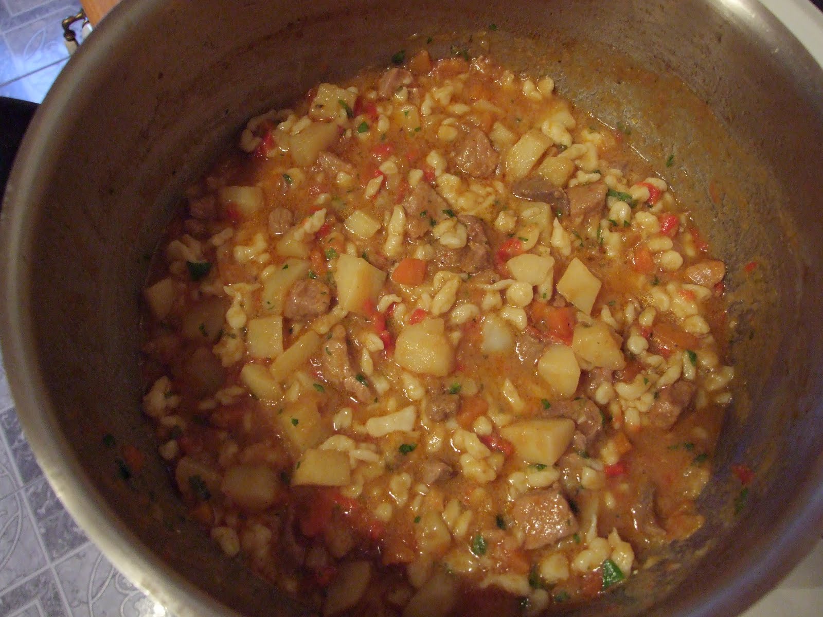 Reţetarul familiei: GULAŞ UNGURESC CU GĂLUŞTE (varianta cu carne de porc)