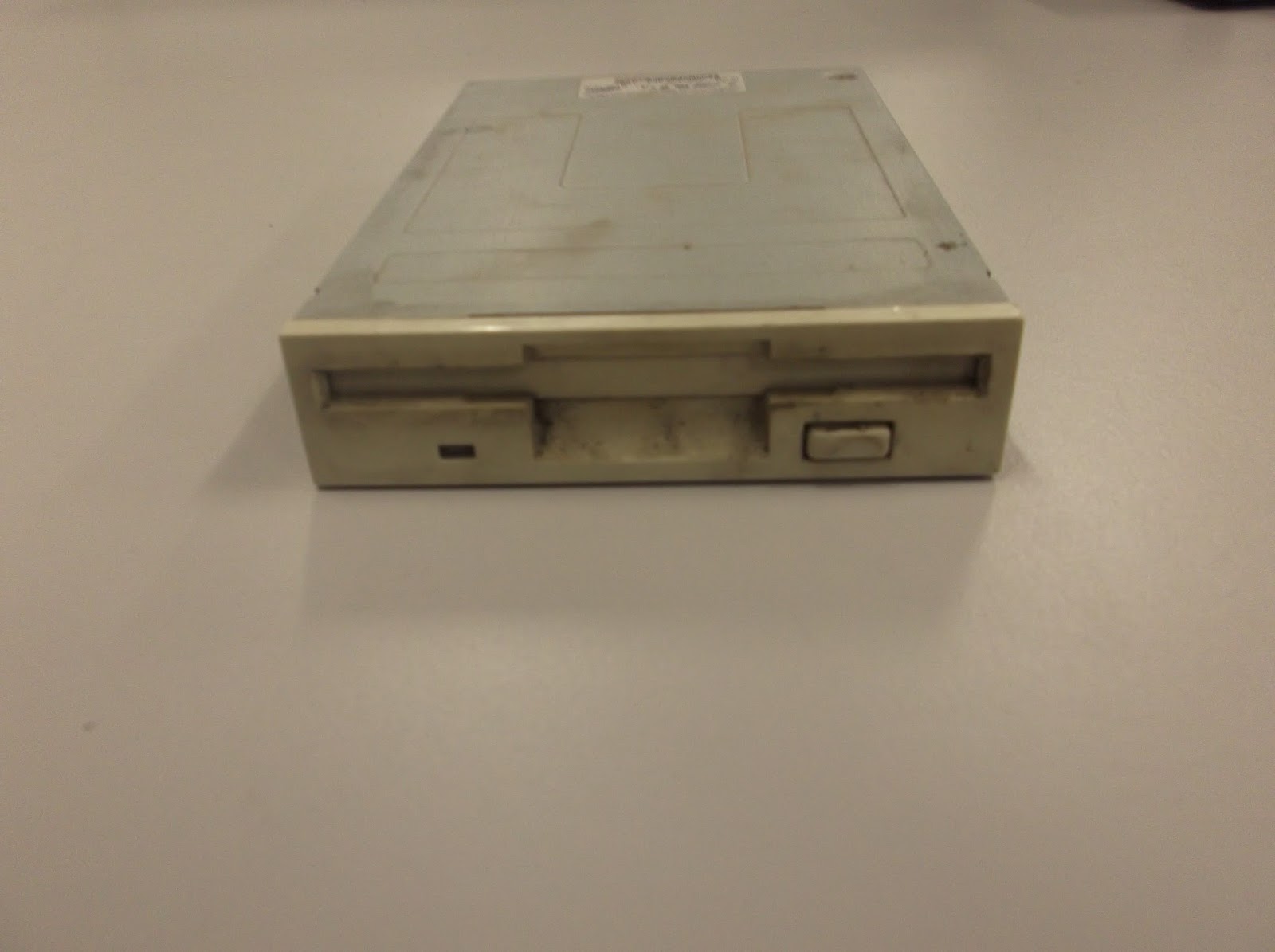 Imos lonxe: DESPIECE DE UNA DISQUETERA / FLOPPY DISK DISASSEMBLE