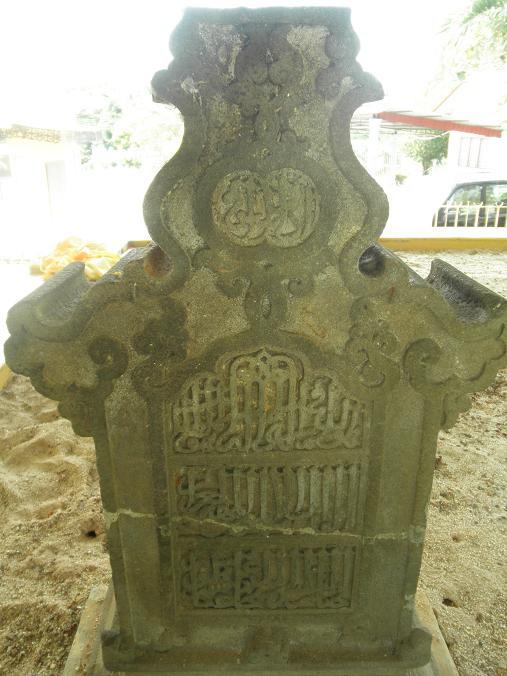 SENI LAMA MELAYU (MALAY OLDEN ART): Batu-batu nesan di makam Sultan ...