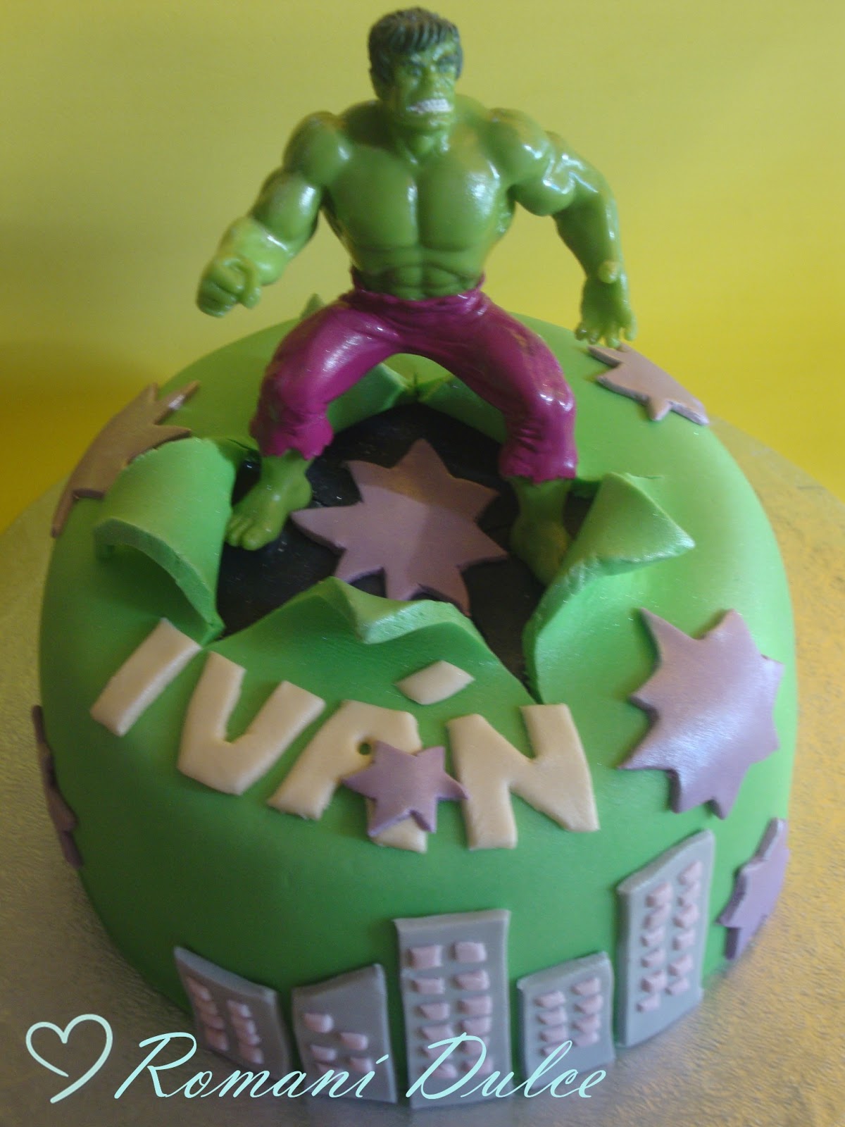 Romaní Obrador-Pastissería: PASTEL DE FONDANT "EL INCREÍBLE HULK"