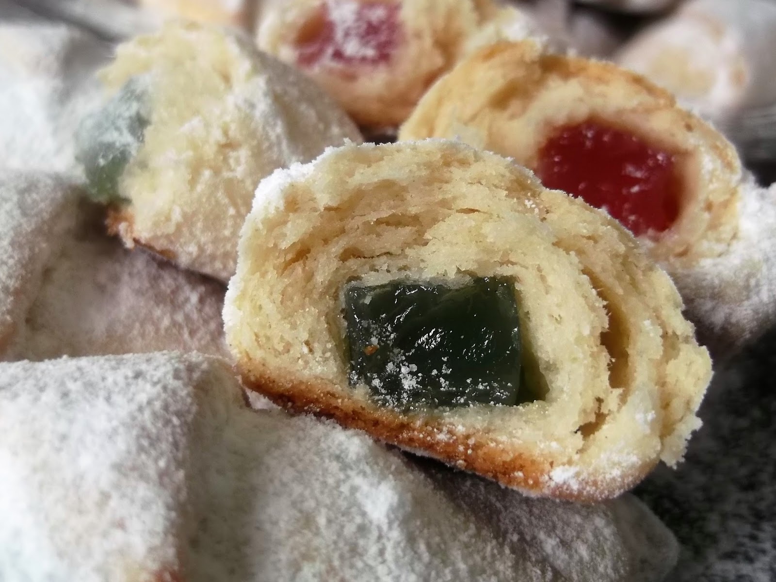 Hellena ...din bucataria mea...: Cornulete cu untura si rahat