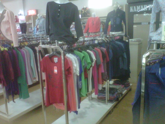 Contoh Gambar Display Toko Baju