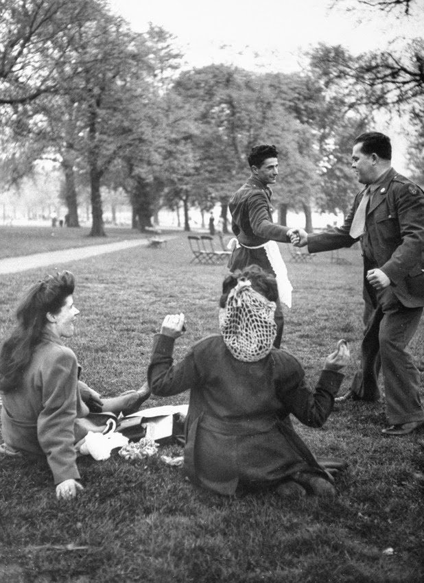 World War II in Pictures: Love in England During the War