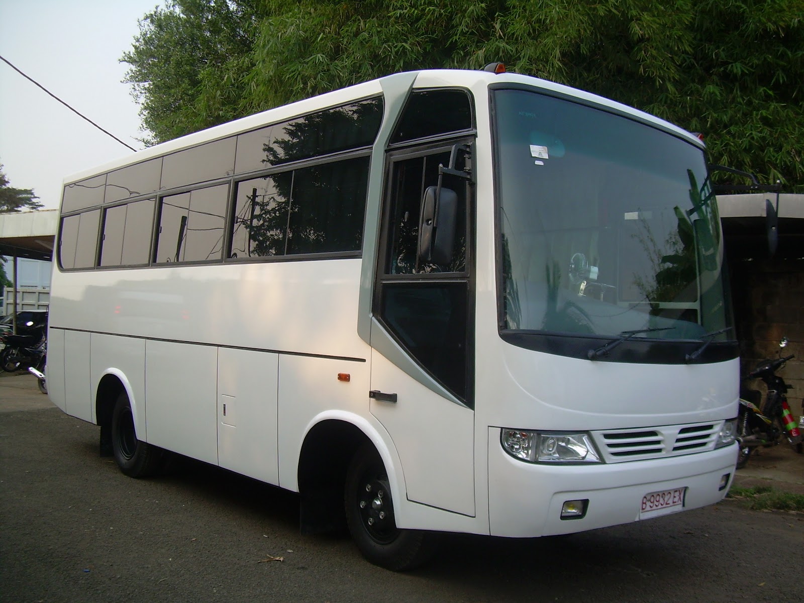 ISUZU ELF NKR 71 6 BAN: ISUZU ELF MEDIUM BUS 6 RODA