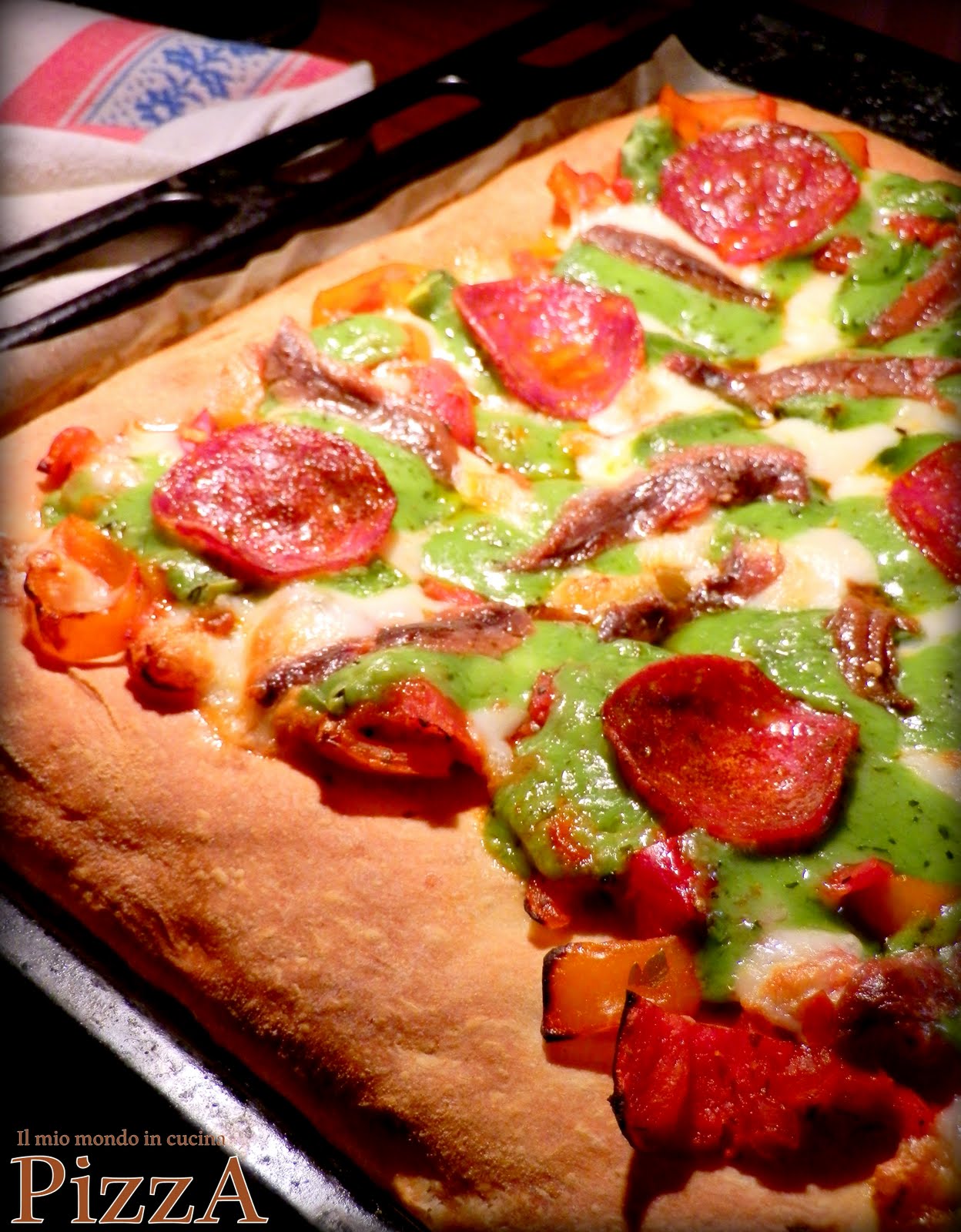 PIZZA con SUGO di PEPERONI, salamino e ACCIUGHE PICCANTI