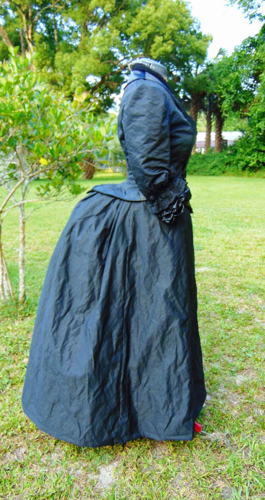 The Antique Sewist: 1880s Black Mourning Dress