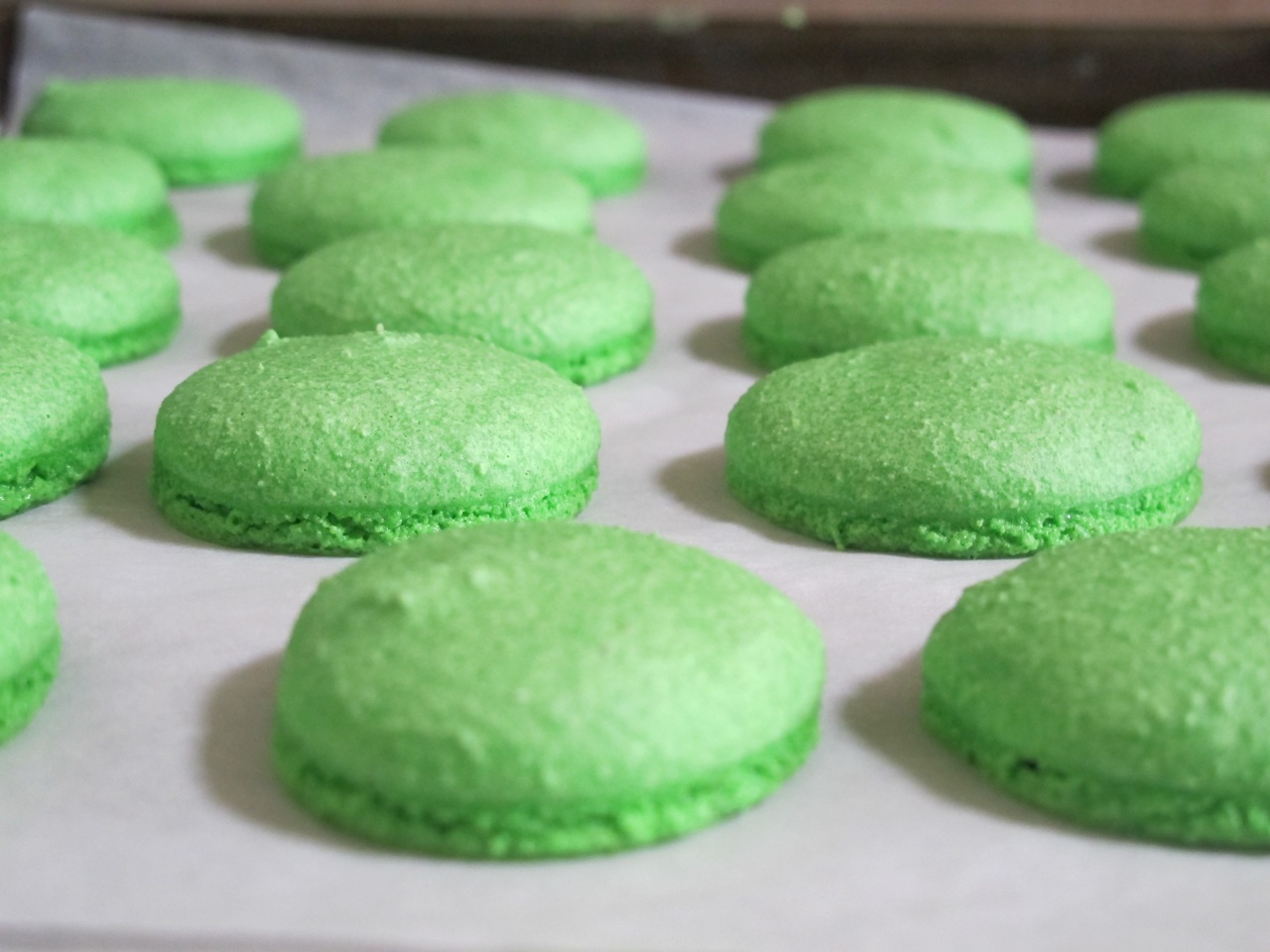muppys: Pandan and Coconut Macarons and a special Froggy Cake