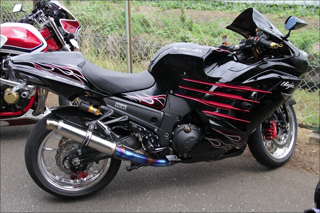 ROAD RIDER: Kawasaki ZX-14R Custom Machine