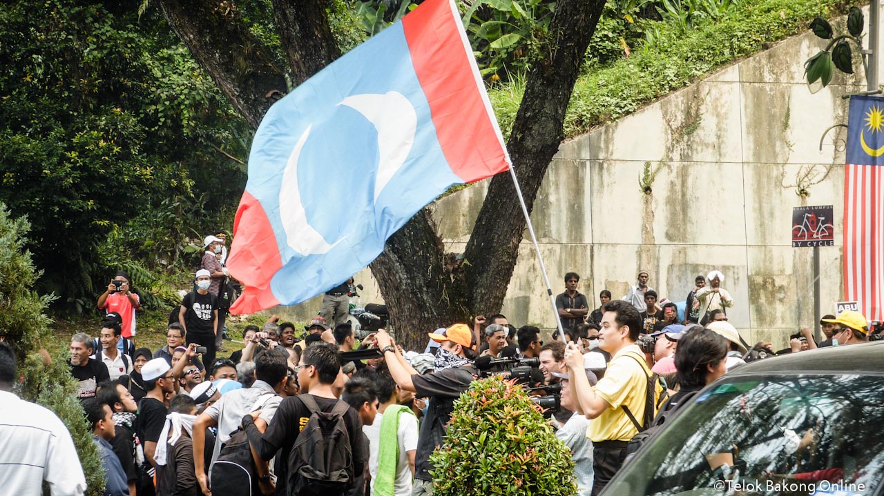 Telok Bakong Online: GAMBAR SEKITAR BLACKOUT 505 DI PADANG MERBOK KUALA ...