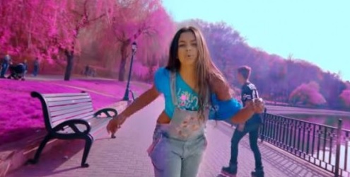 Moldovan singer sings in Albanian the song of Era Istrefi