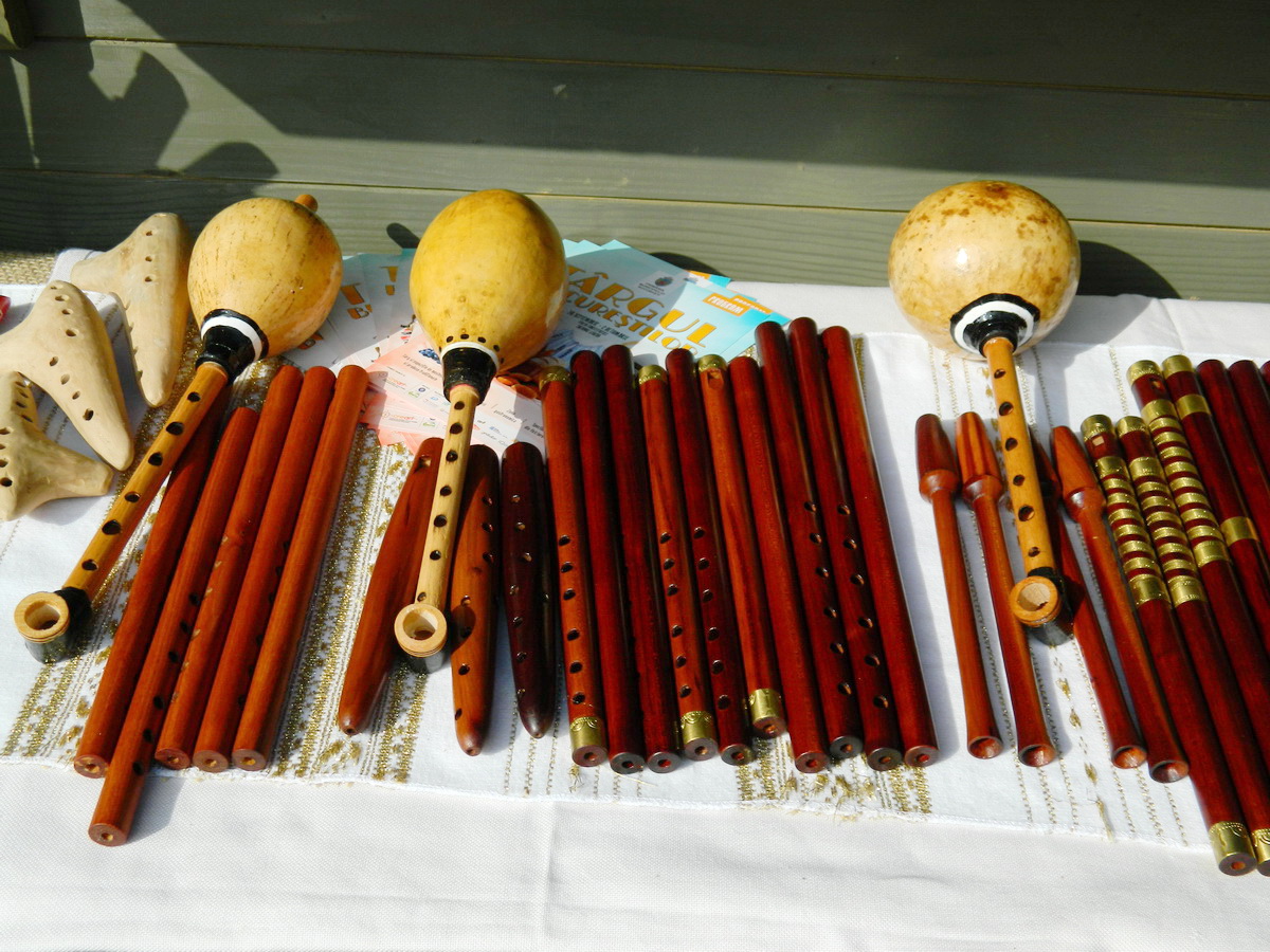 LA MULTI ANI, ROMANIA!: Instrumente muzicale si obiecte de podoaba din lemn