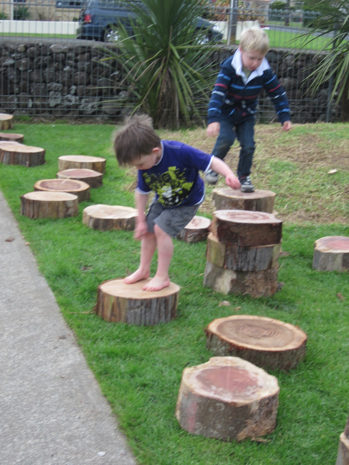 Mairtown Kindergarten: New stepping logs