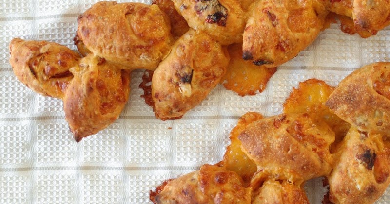 37 Cooks: Sundried Tomato, Bacon & Cheddar Mini Epi Rolls
