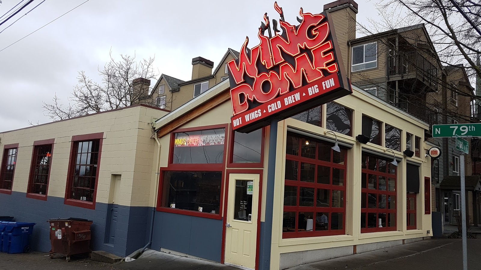 Jeeps Pubs Taverns and Bars: Wing Dome (Seattle, Washington U.S.A.)