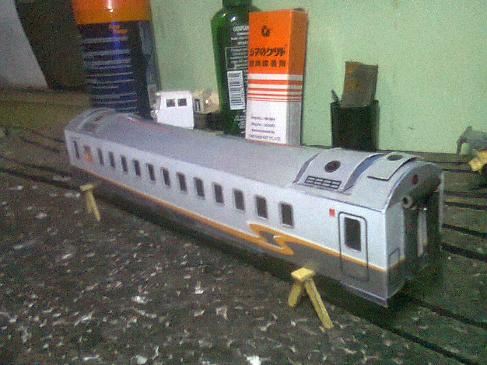 Kereta Api Indonesia: Memasang Bogie Pada Gerbong Yang Terbuat dari ...