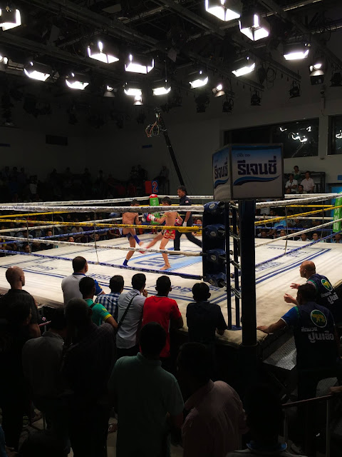 《泰國.曼谷》泰拳直播免費人擠人體驗「Channel 7 Boxing Stadium」