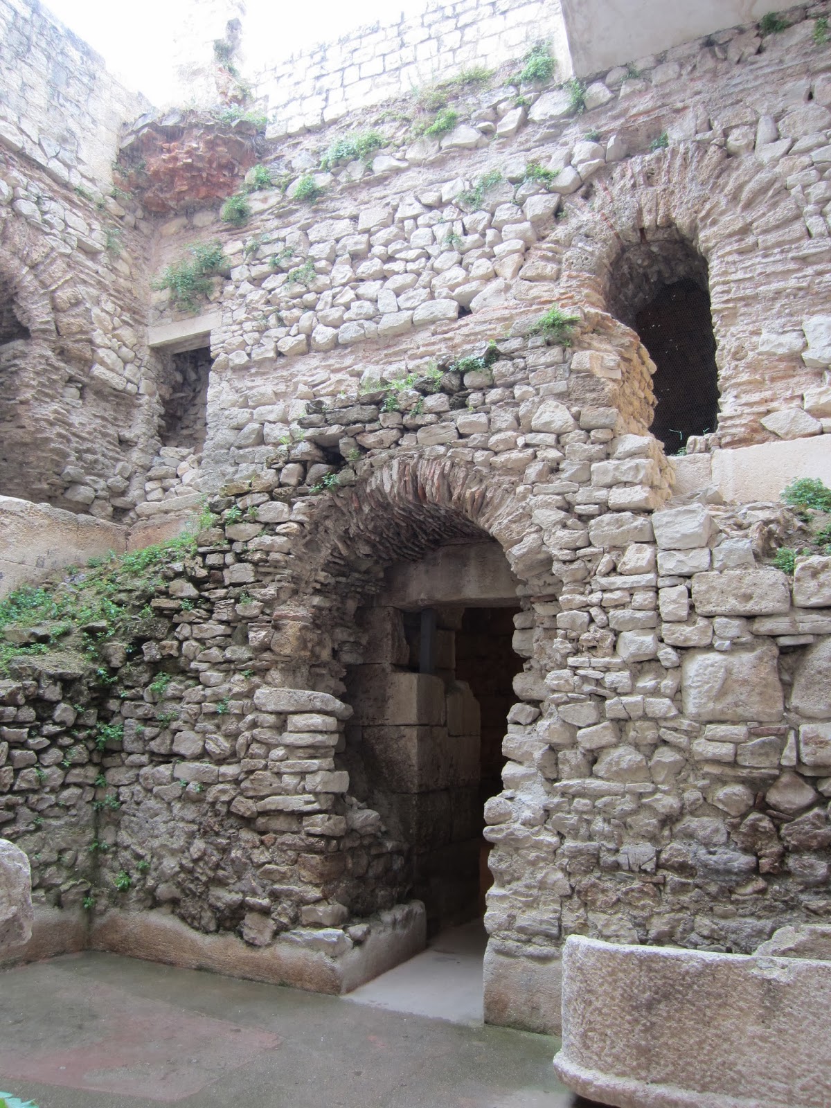 Souvenir Chronicles: SPLIT, CROATIA: EXPLORING INSIDE THE PALACE WALLS