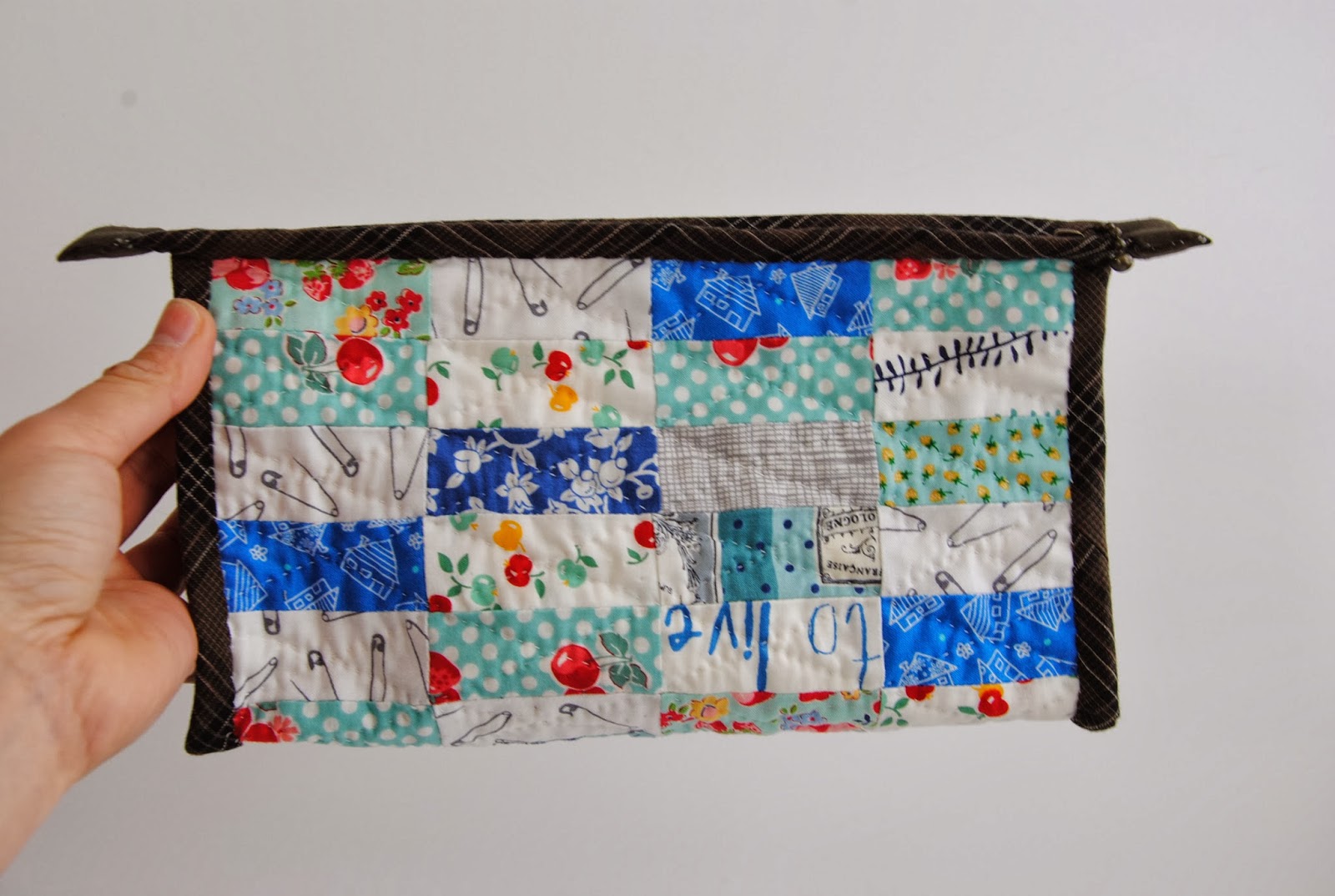 1/4" mark: A new triangle patchwork zippered pouch