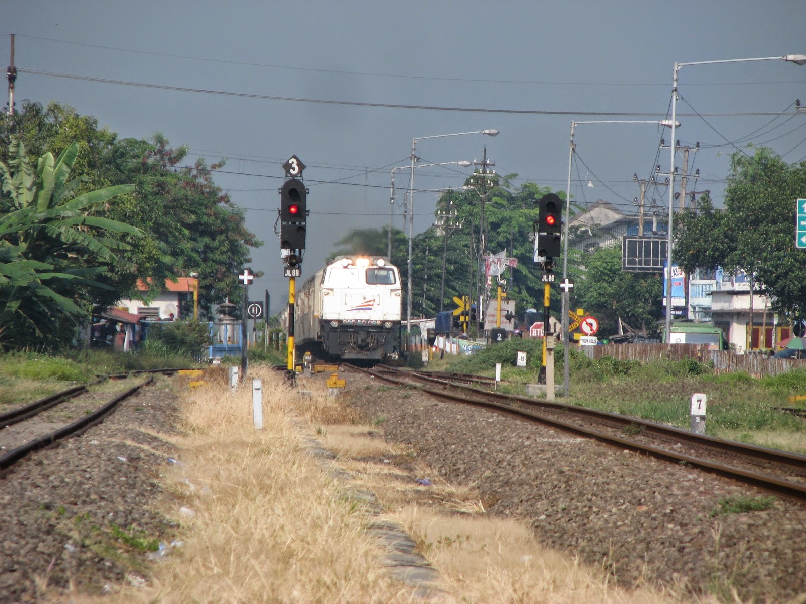 Kereta Api Indonesia: Rangkaian KA Bangunkarta Melintas di Stasiun Krian