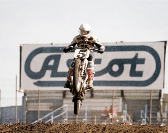 POPPA WHEELIE: Gary Scott Triumph TT Jumper - Getting in the Daytona TT ...