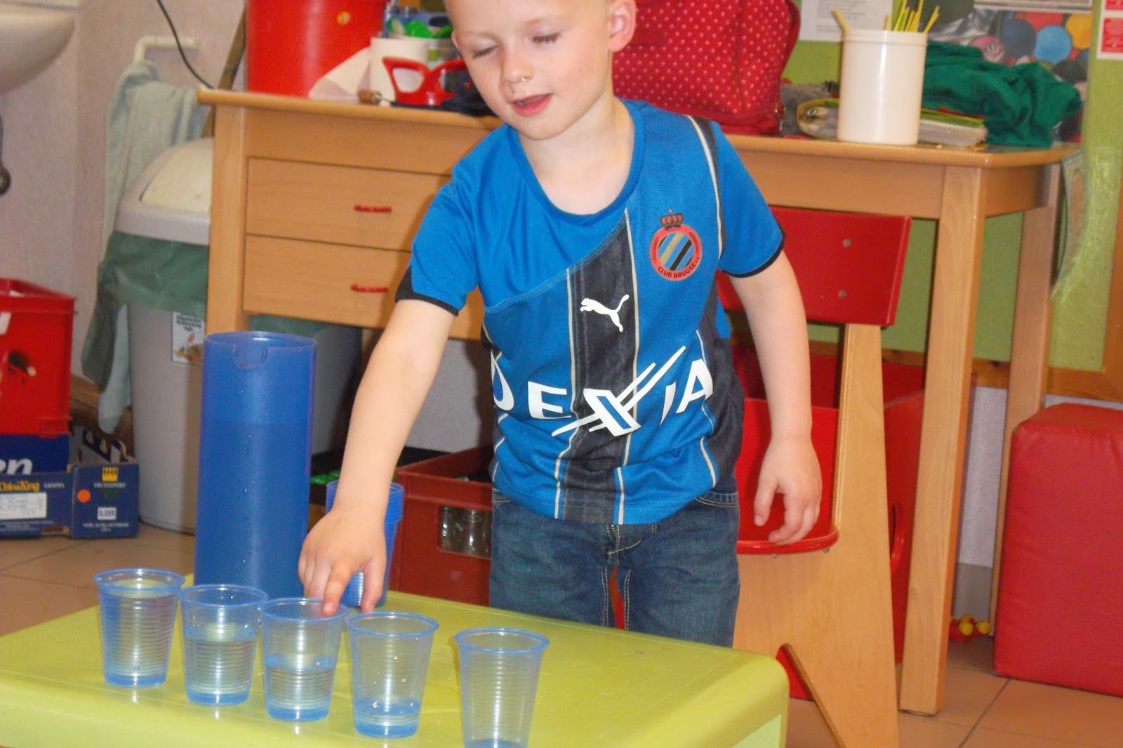 de pimpamkikkerklas: De begrippen leeg - halfvol en vol leren met ...