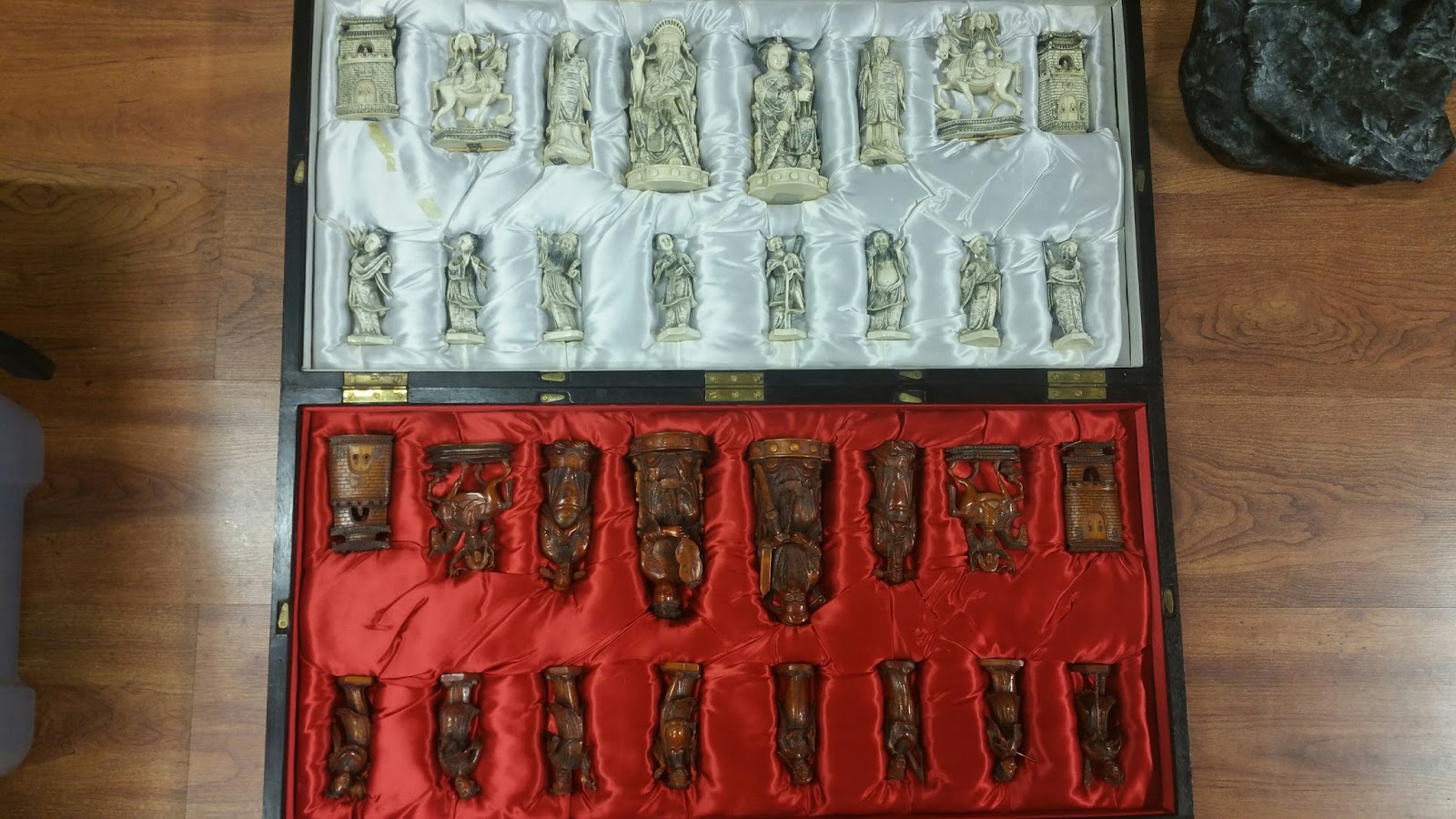 Antiques Blogger: Vintage real white & tea stained ivory chess set, 30 ...