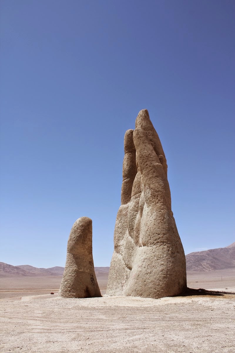 The Mano de Desierto | Sculpture of a Giant Hand located in the Atacama ...