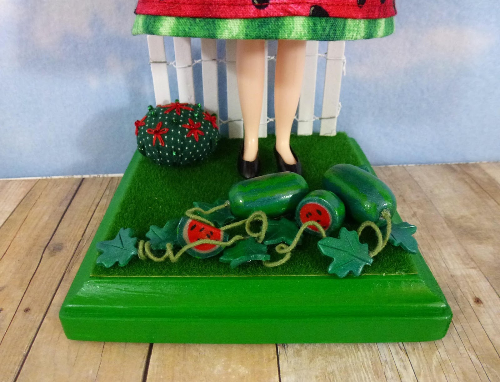 Leslie's Art and Sew: How to Make a Fancy Doll Stand